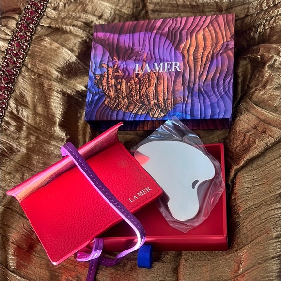 La Mer | Skincare | La Mer Gift Set With Vibrant Red And Purple ...